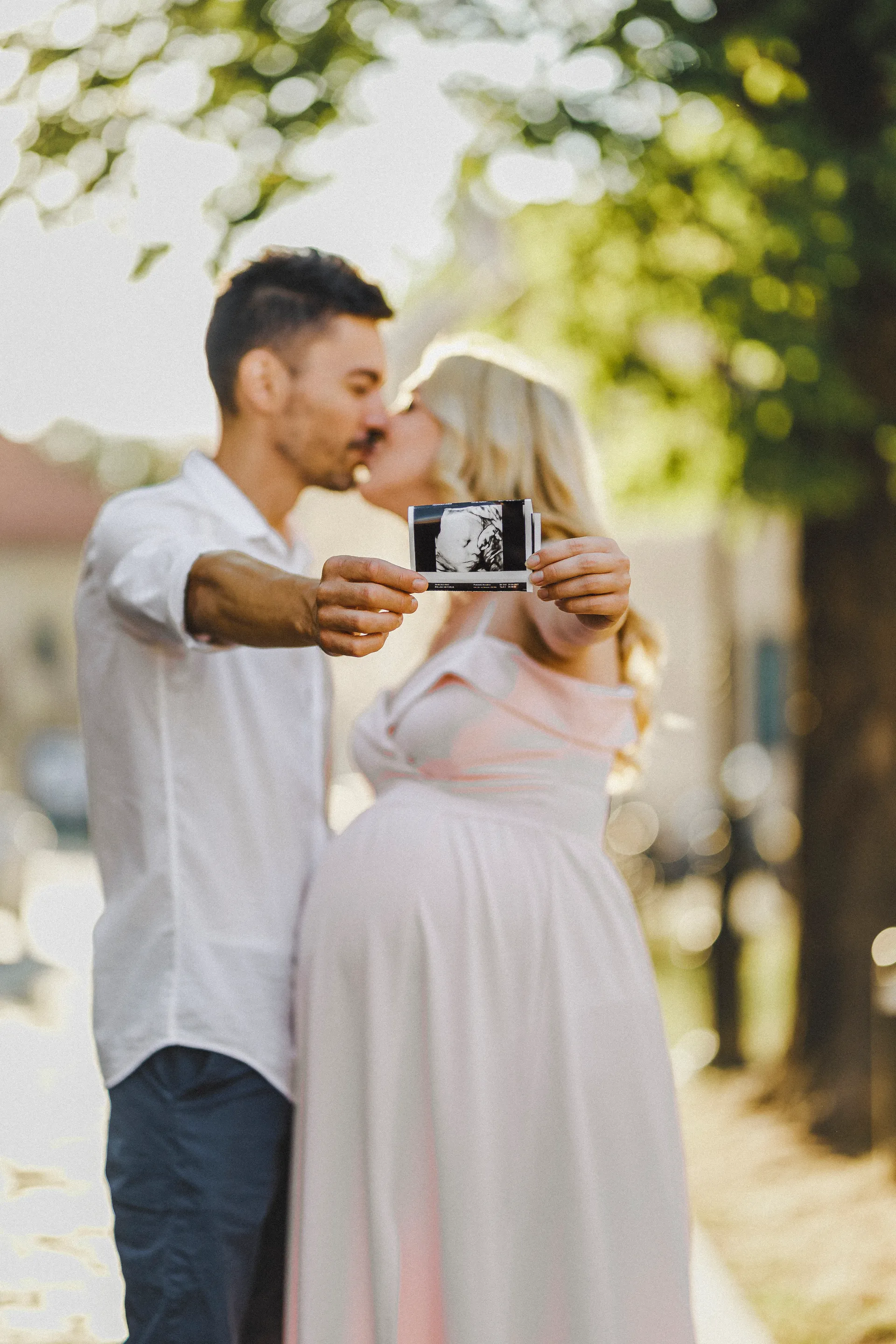 Paris: Professional maternity photoshoot