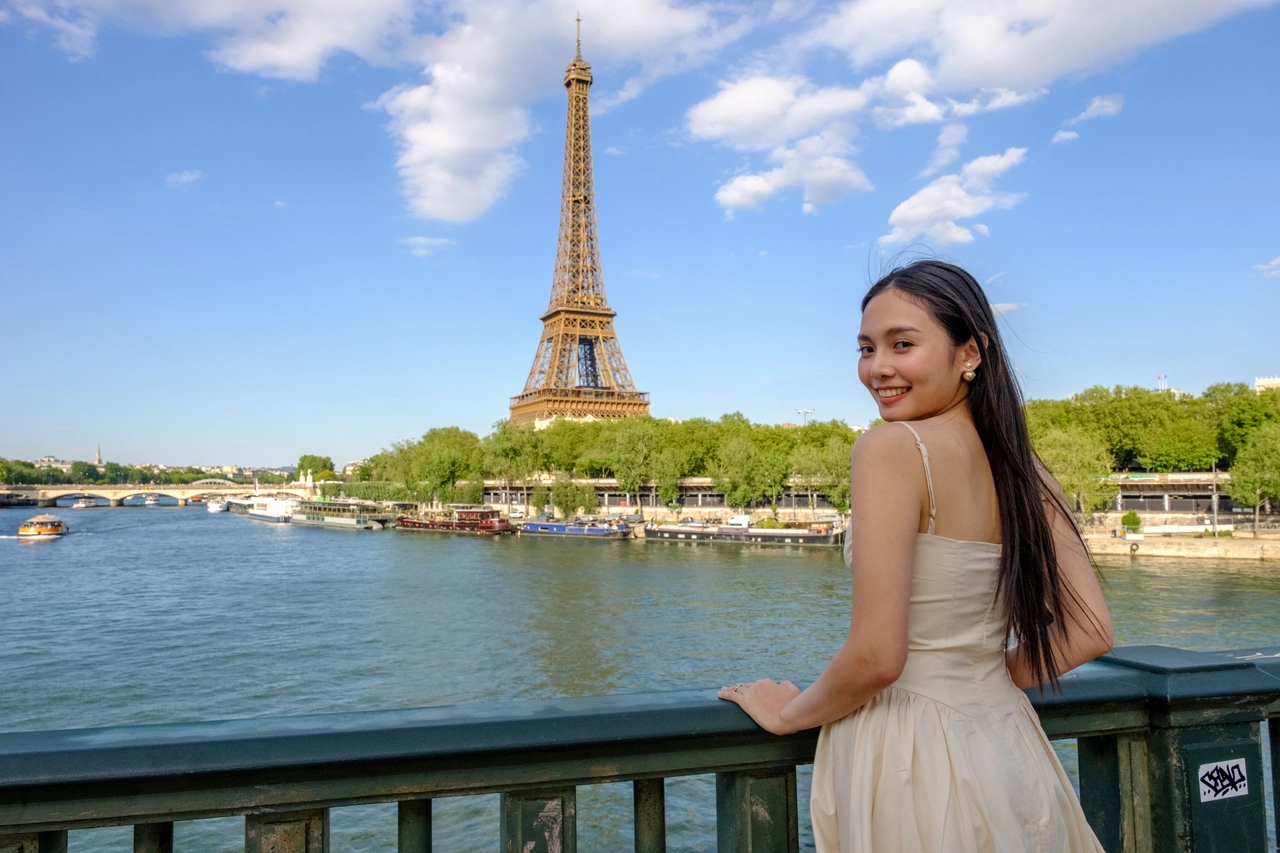 Paris: Professional photoshoot at Eiffel Tower